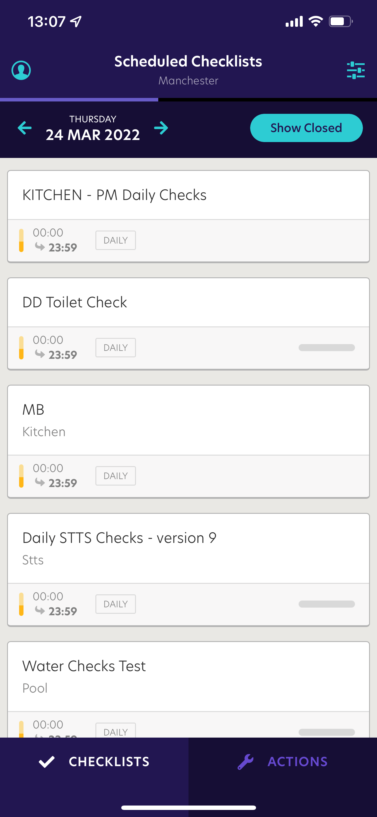 How do I complete a checklist on the app?