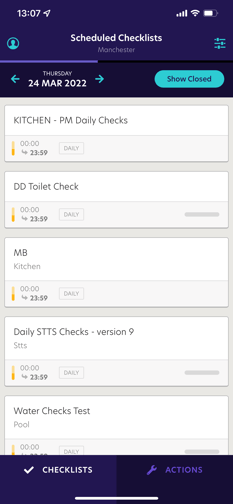 How do I complete a checklist on the app?